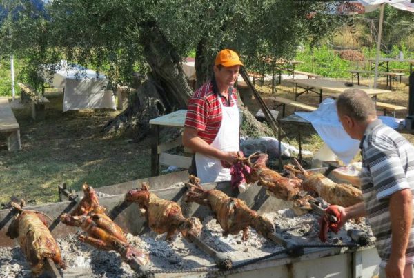 Kako dobro ispeći janje na ražnju
